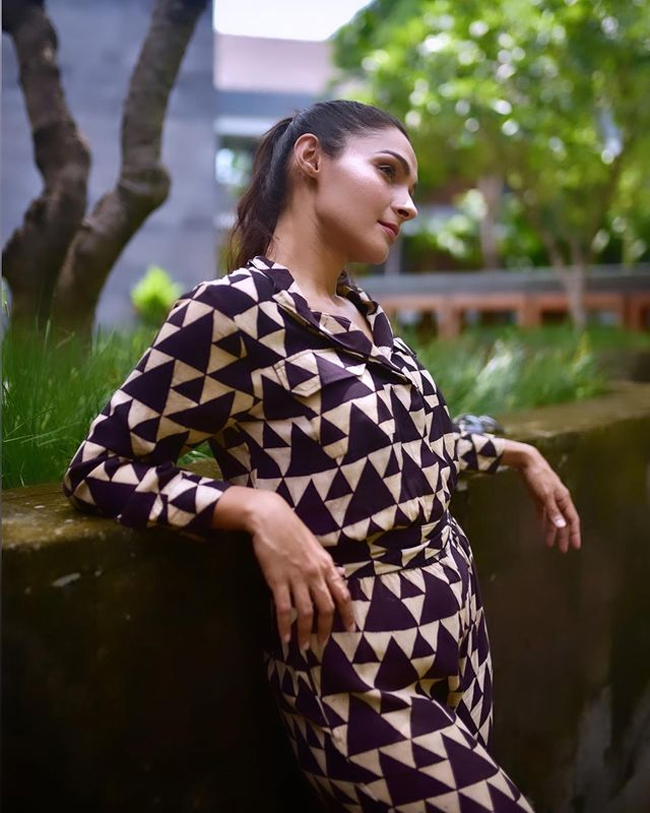 Magnificient Poses Of Andrea Jeremiah In Black