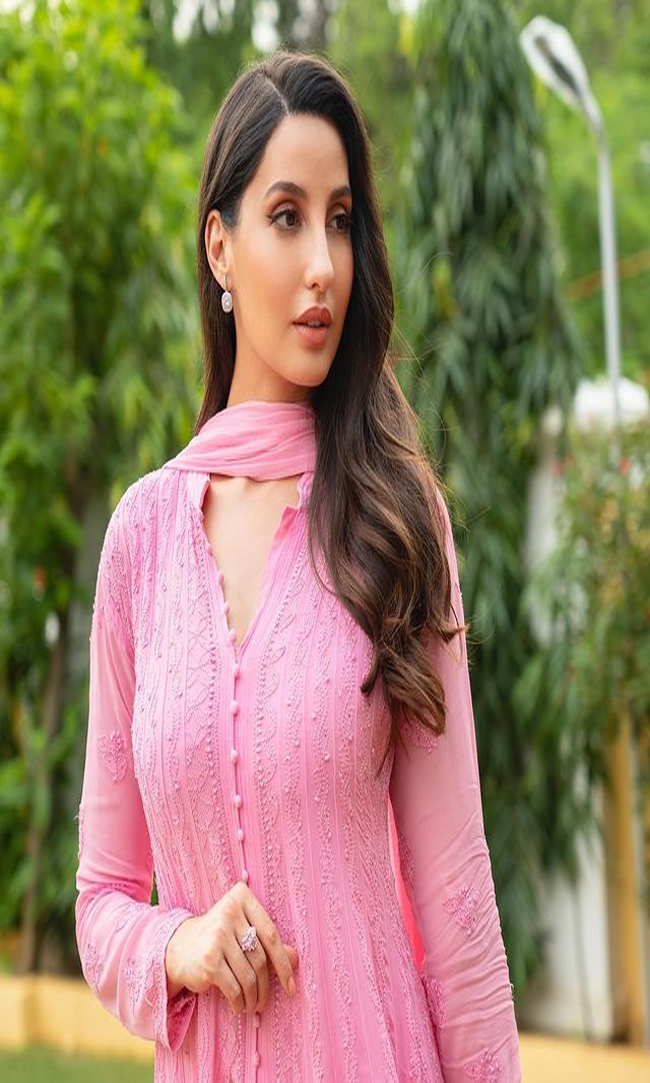 Regal n Enchanting Poses Of Nora Fatehi