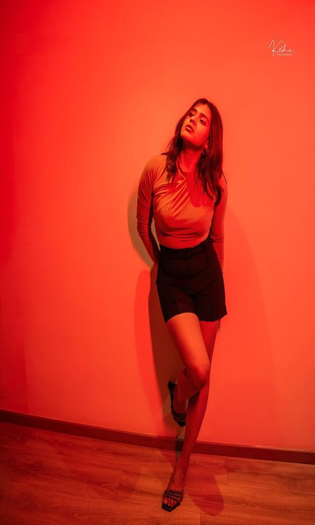 Staggering Poses Of Hebah Patel In Black