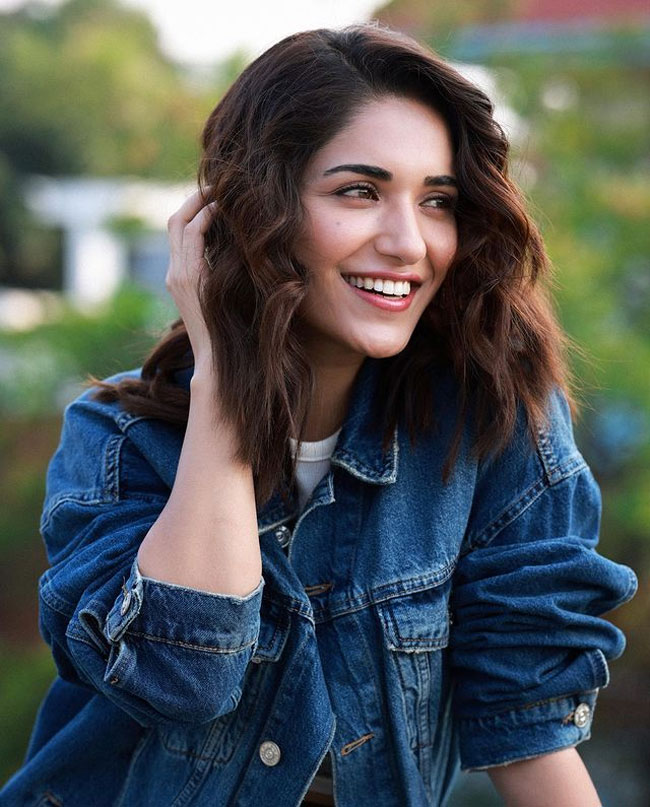 Steamy Poses Of Ruhani Sharma In Black