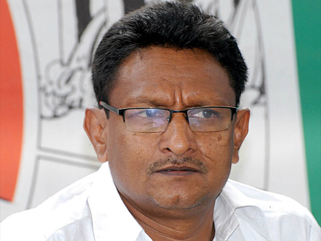 Party men attack Gattu Ramachandra Rao at YSRTP meet