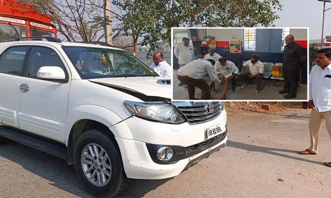 TS:Stray Dogs Make Vehicles In MLA's Convoy Collide!