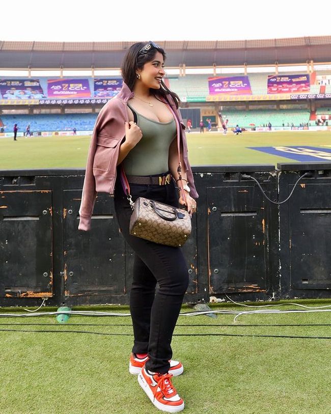 Steamy Looks Of Nikita Sharma