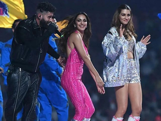 Stunning Kriti Sanon n Kiara Advani At WPL Opening Ceremony