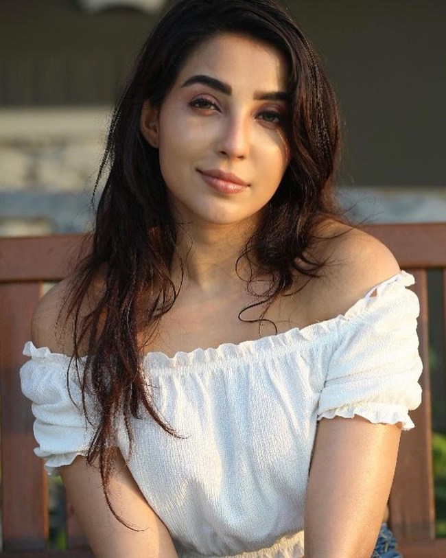 Titillating Poses Of Parvati Nair