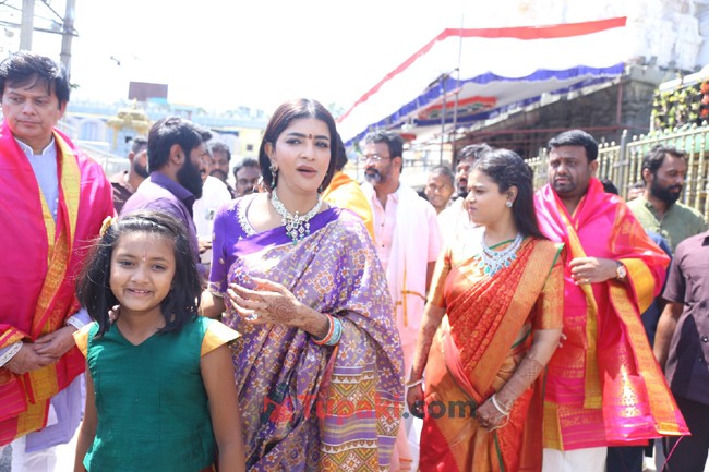 Manchu Manoj And Bhuma Mounika Visted Thriumala N Took The Divine ...