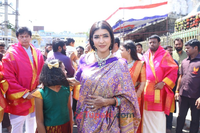 Manchu Manoj And Bhuma Mounika Visted Thriumala N Took The Divine ...