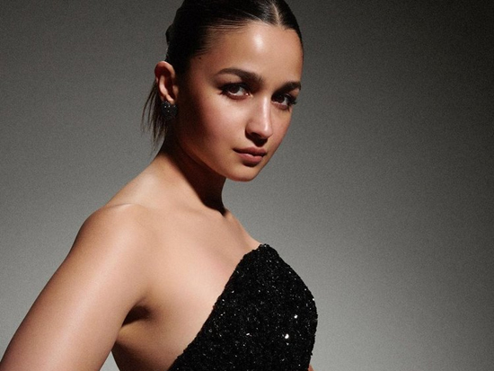 Alluring Poses Of Alia Bhatt In Black