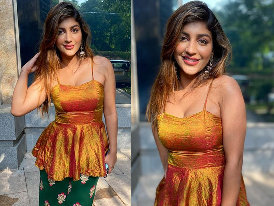 Delightful Poses Of Yashika Anand