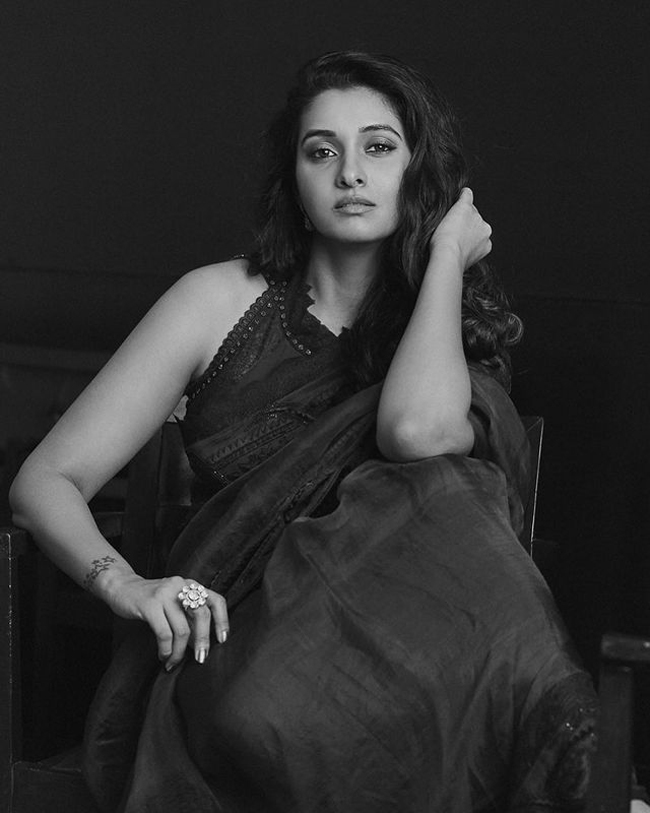 Priya Bhavani Shankar Ravishing Looks In A Saree