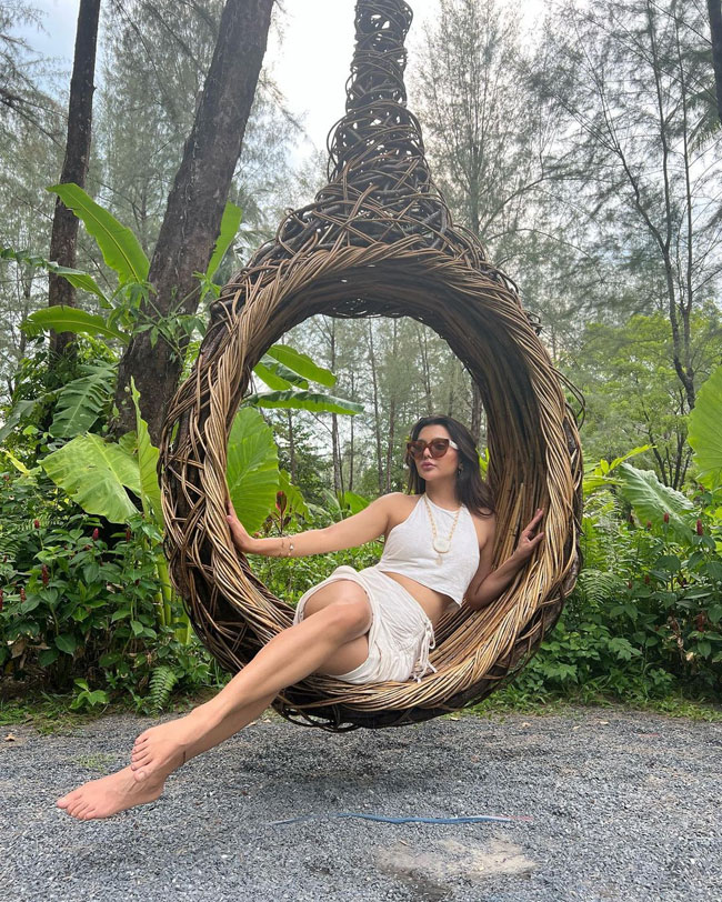 Alluring Poses Of Ruhi Singh in Bikini