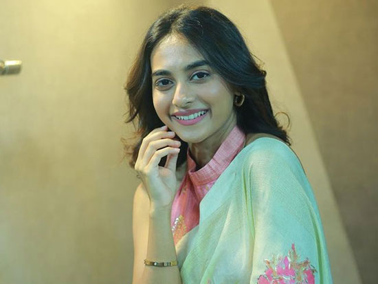 Cute n Adorable Pics Of Aneesha Dama