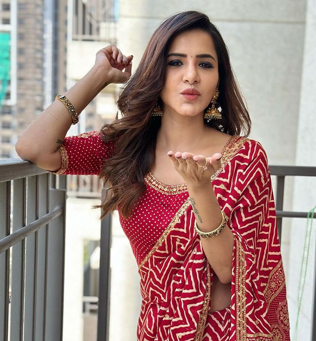 Endearing Clicks Of Ashu Reddy In Saree