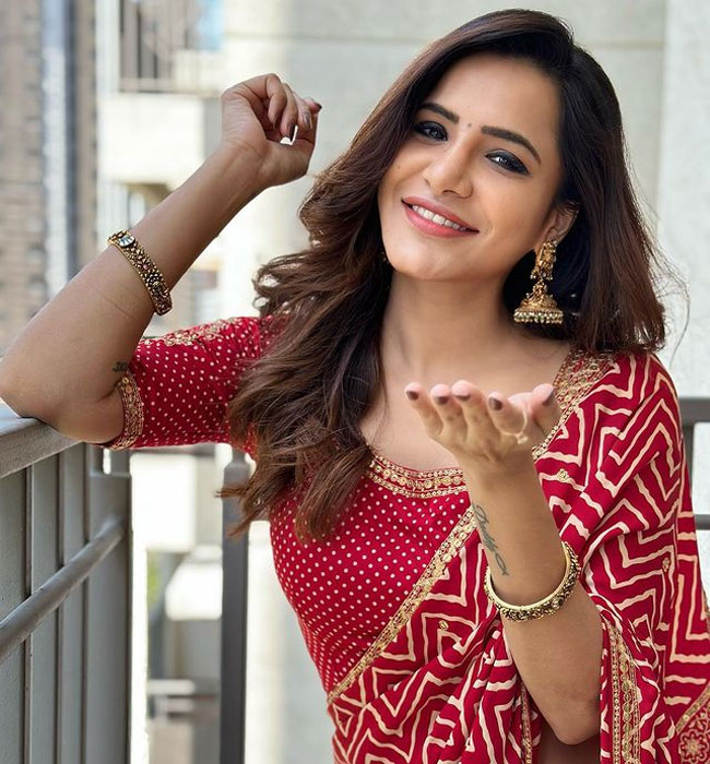 Endearing Clicks Of Ashu Reddy In Saree