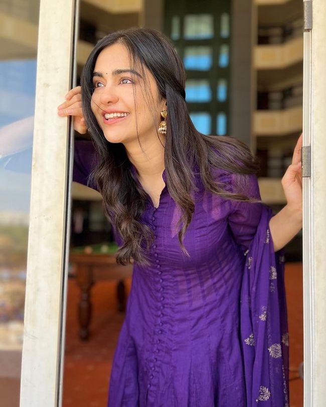 Enticing Looks Of Adah Sharma in Bed