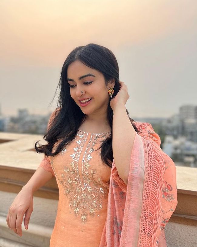 Enticing Looks Of Adah Sharma in Bed