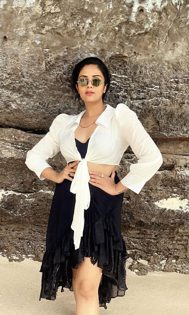 వేడి పెంచేలా శ్రీముఖి హాట్ షో