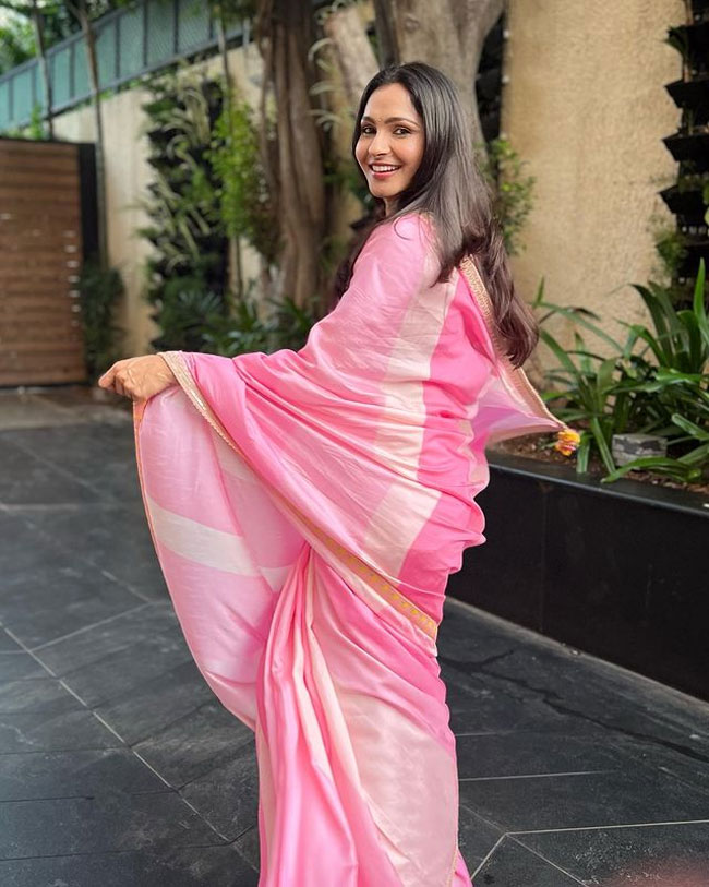 Alluring Looks Of Andrea Jeremiah In Saree