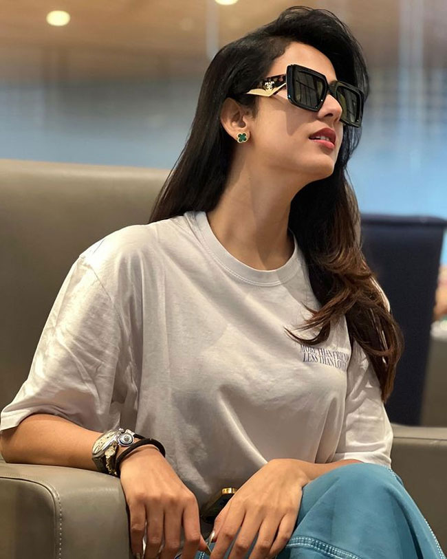 Pretty Poses Of Sonal Chauhan At The Pool