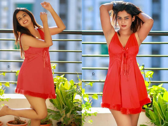 Ravishing Poses Of Ariyana Glory In Red