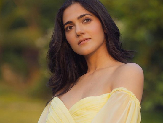 Sizzling Clicks Of Simran Choudhary