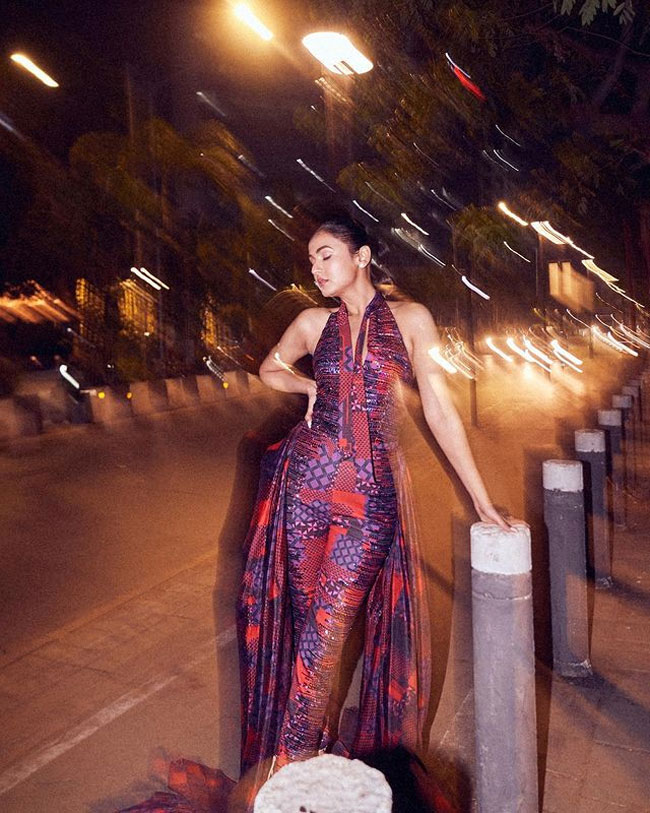 Staggering Poses Of Sonal Chauhan In Jeans