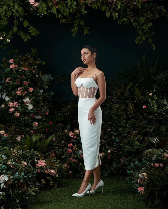 పూలతోటలో విరబూసిన అందంలా ప్రియా వారియర్..!