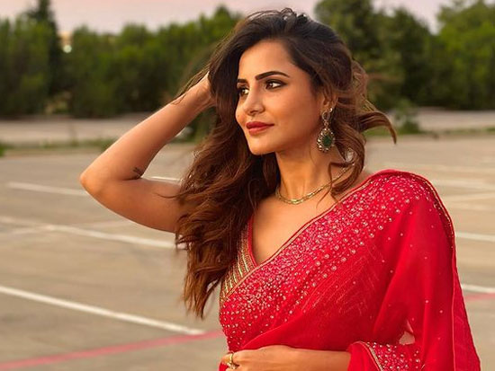 Glamorous Looks Of Ashu Reddy In Red Saree