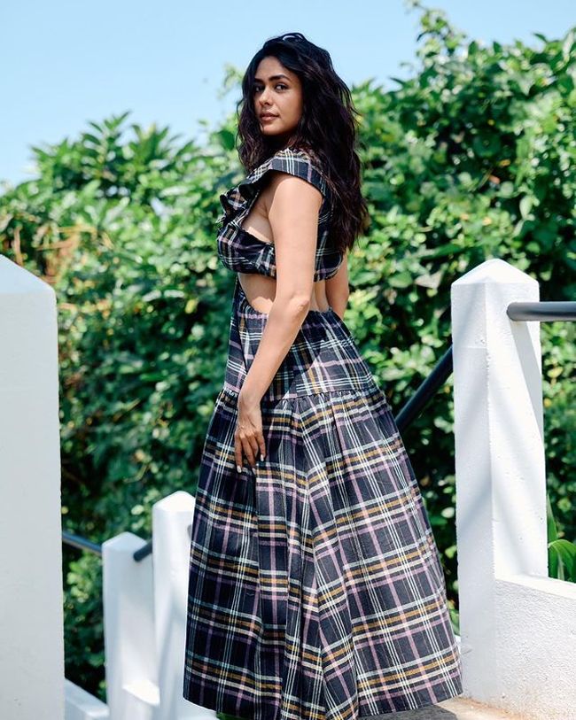 Stunning Looks Of Mrunal Thakur In Black