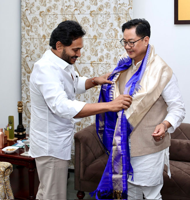 అందరి దృష్టి జగన్ పైనేనా